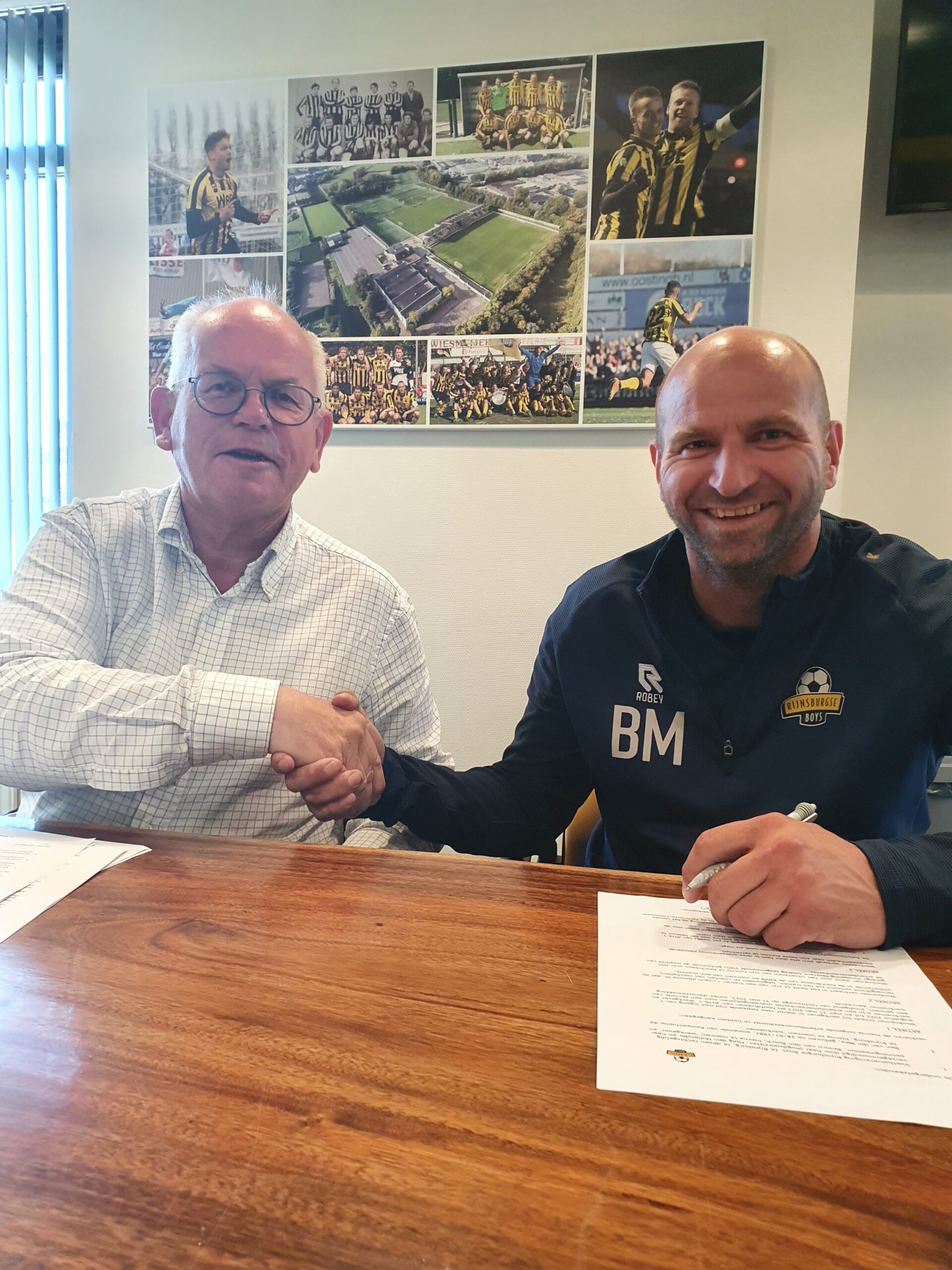 Selectietrainers Jeugd zetten handtekening - Rijnsburgse Boys