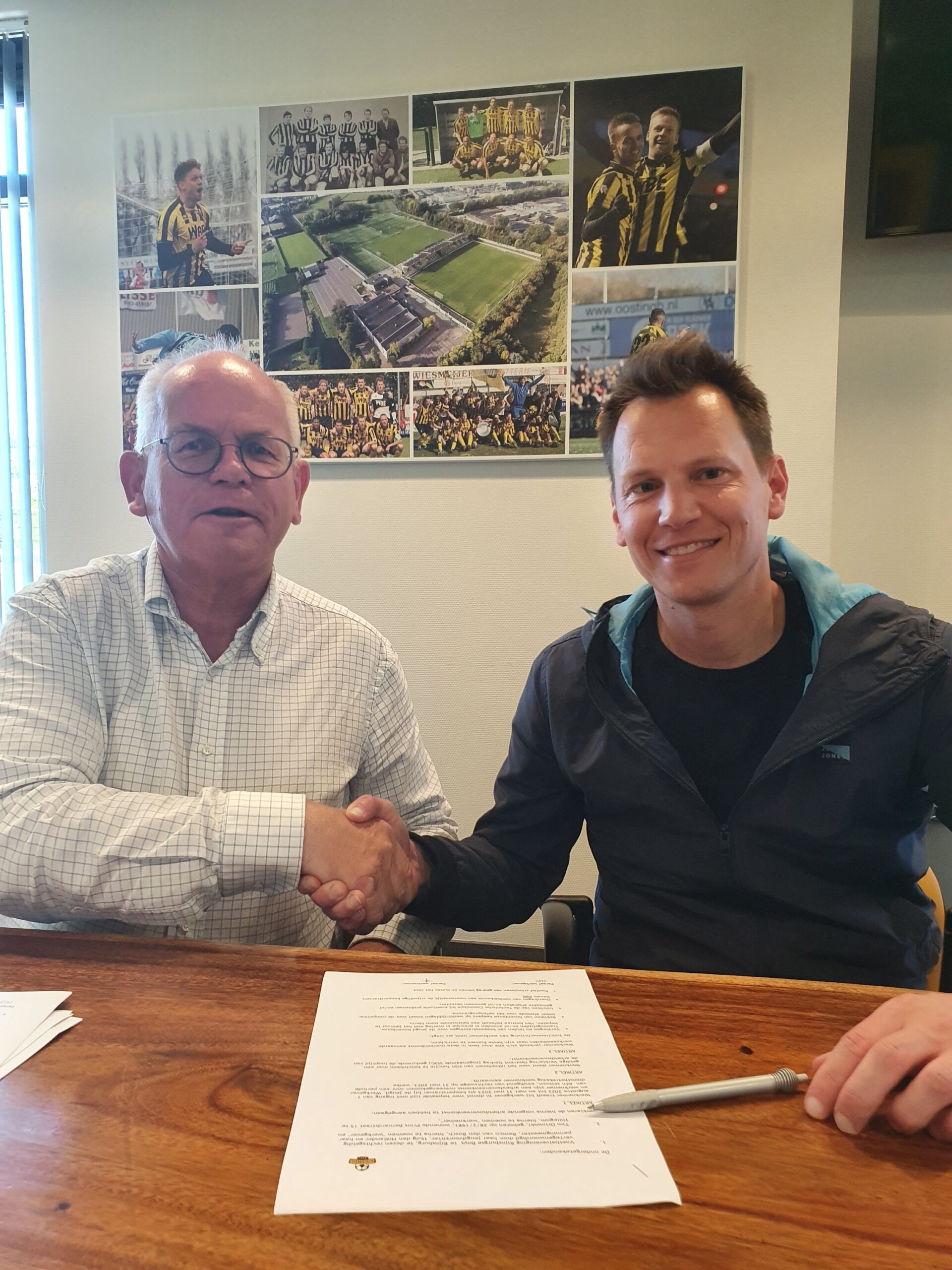 Selectietrainers Jeugd zetten handtekening - Rijnsburgse Boys