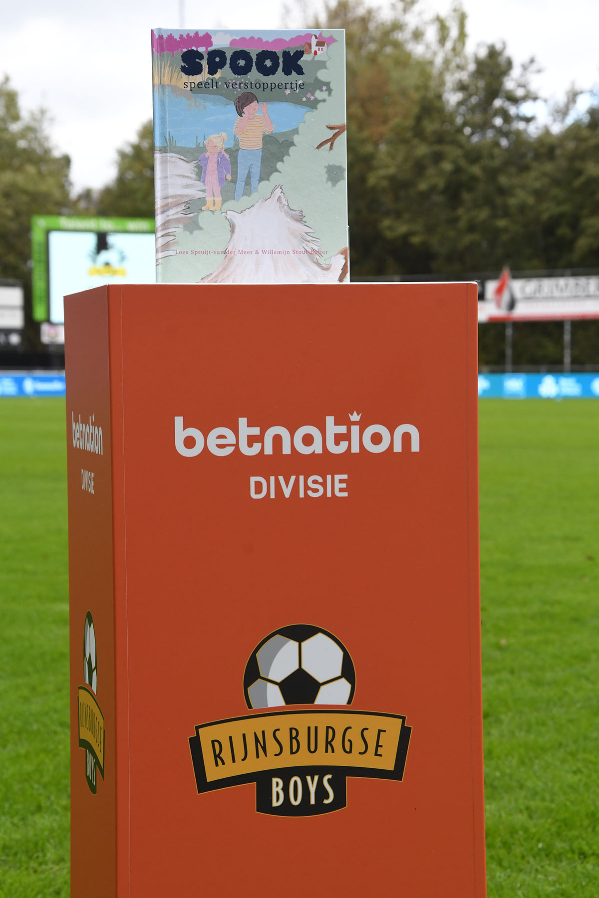 Eerste boekjes voor goede doel gekocht door spelers Rijnsburg ...